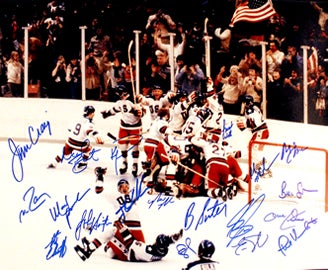 Autographs Aplenty at Autograph Pavilion During National Convention