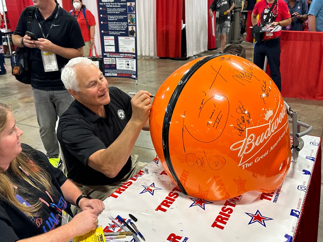 Legendary autograph signers delight fans, create priceless memories at ...