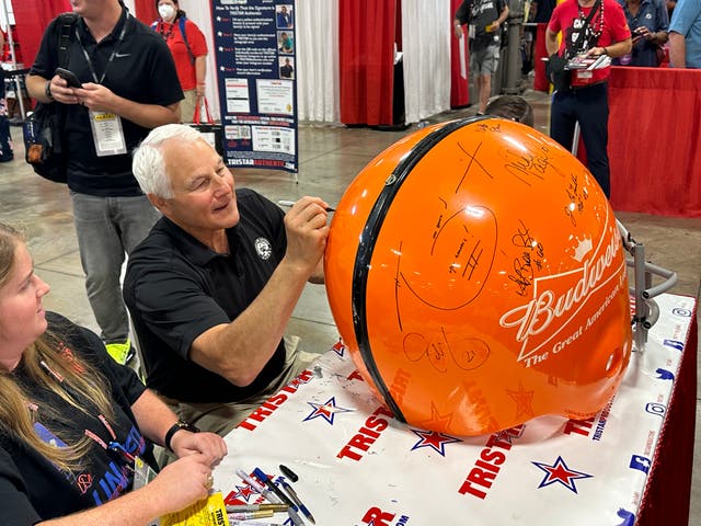 Legendary autograph signers delight fans, create priceless memories at ...